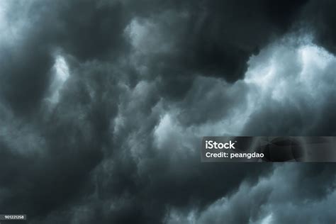 극적인 검은 구름과 모션 전에 뇌우와 함께 어두운 하늘 장 0명에 대한 스톡 사진 및 기타 이미지 0명 검은색 구름 Istock