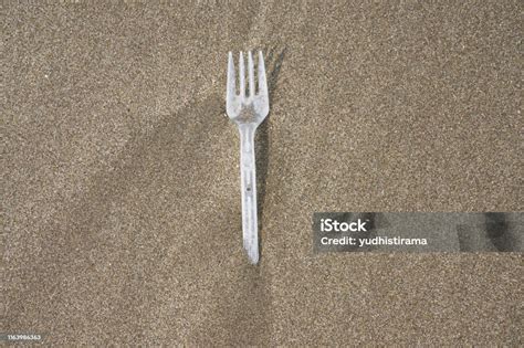 큰 도시의 해변에 쓰레기를 유출 빈 사용 더러운 플라스틱 병 어린이 플라스틱 장난감 더러운 바다 모래 해안 흑해 환경 오염 생태학적 문제 움직이는 파도 0명에 대한 스톡