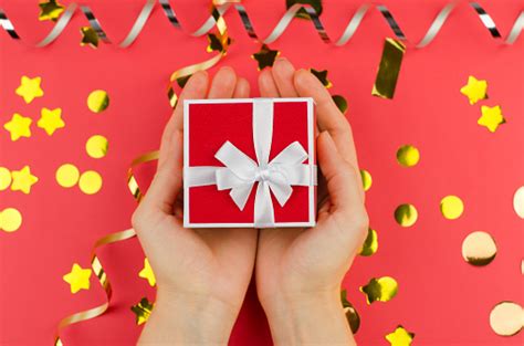빨간 축제 배경에 여성 손에 선물 상자 빨간 선물 상자를 들고 있는 여자 공휴일에 대한 스톡 사진 및 기타 이미지 공휴일 기념일 낮 Istock