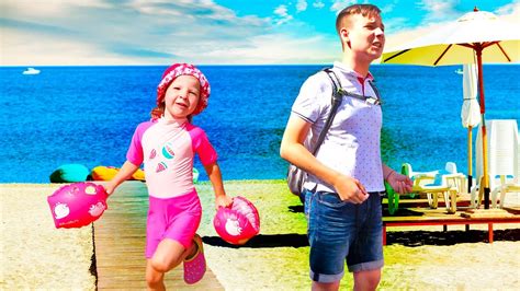 Старший брат и младшая сестра вредничают и разыгрывают друг друга на