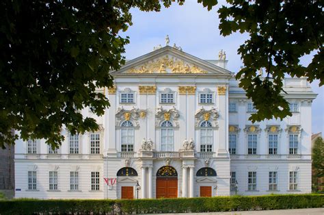 What Does A Baroque Building Look Like