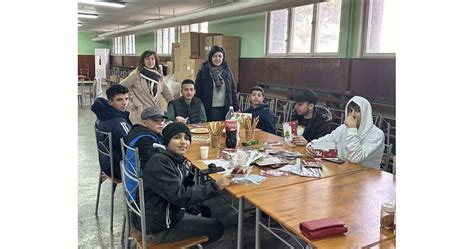 В деня на мигранта деца от кризисния център изработиха коледни картички