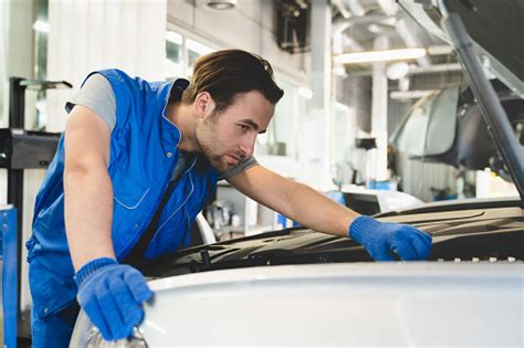 Mot 주유소 공방 차고에서 특수 블루 가운 유니폼 고정 수리 자동차 자동차에서 백인 남성 잘 생긴 기술자 정비사 20 24세에 대한 스톡 사진 및 기타 이미지 Istock