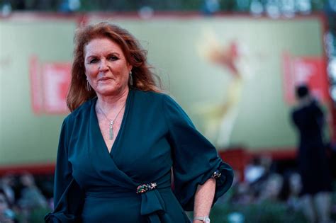 الأمير أندرو يشعر بالوحدة بدون والديه