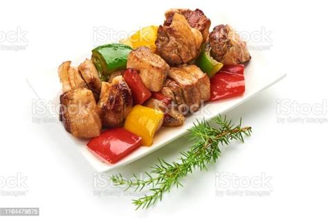 접시에 야채와 구운 바베큐의 조각 흰색 배경에 고립 클로즈업 고기에 대한 스톡 사진 및 기타 이미지 고기 굽기 꼬챙이 Istock