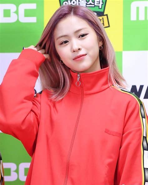 Pin By Essshhhie On Itzy Itzy Itzy I Love Girls Girl Reading