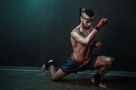 무에타이 육상 선수 훈련 에서 타이어 권투 실내 궁극적 인 싸움 개념 격투기에 대한 스톡 사진 및 기타 이미지 격투기 결심 권투 스포츠 Istock