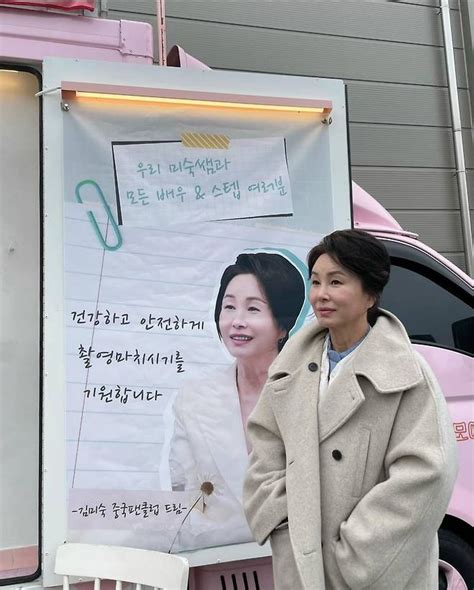 선과 악의 경계를 흐리는 연기로 후배들의 귀감이 되는 중년 여배우 우아한 겨울룩 스타와 패션