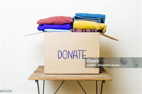 옷 기부 및 식품 기부 개념입니다 기부금 상자 옷과 위생 제품 기부함에 대한 스톡 사진 및 기타 이미지 기부함 가족