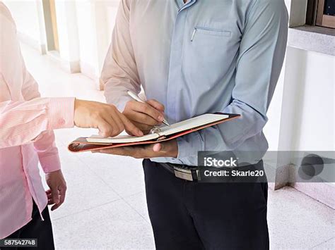 스마트 사업가들이 회의의 길에서 프로젝트를 논의하다 2명에 대한 스톡 사진 및 기타 이미지 2명 공유 개념 교습 Istock