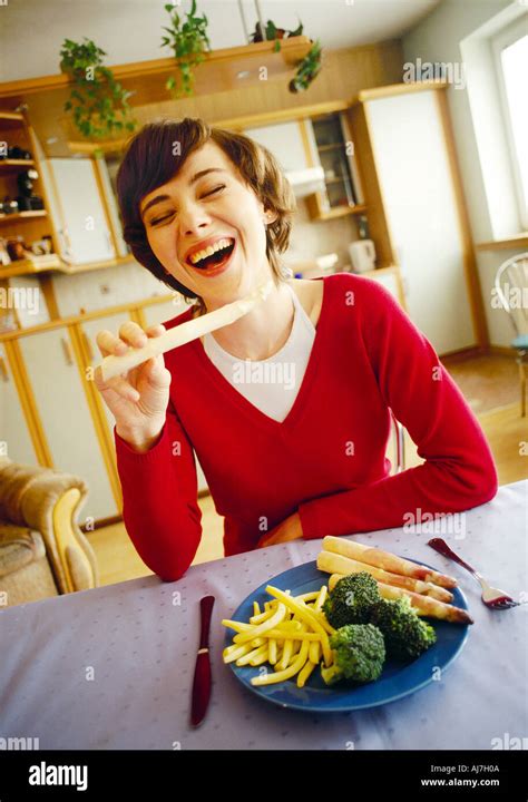 Indoor Flat Kitchen Woman Girl 25 30 Young Brunette Short Hair Smile Smiling Laugh Look Eat