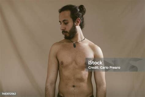 스포티한 체격과 벌거벗은 몸통을 가진 젊고 근육질의 중동 남자의 스튜디오 초상화 어깨에 대한 스톡 사진 및 기타 이미지 어깨 흉부 상체 건강한 생활방식 Istock