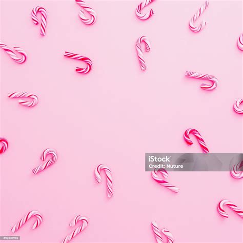 크리스마스 사탕 분홍색 배경 명성 복사 공간에 지팡이 평평 하다 휴가 개념 캔디 케인에 대한 스톡 사진 및 기타 이미지 캔디 케인 0명 12월 Istock