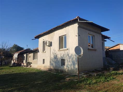 Търговище Самостоятелна къща Едноетажна къща 120 кв м РЗП 1350 кв м двор Къщи Вили село