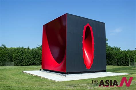 베르사유궁 여성성기 모양 미술품에 페인트칠···누가 왜 아시아엔 The Asian