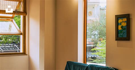 창문 옆 거실에 앉아 있는 파란색 소파 사진 Unsplash의 무료 다낭 이미지