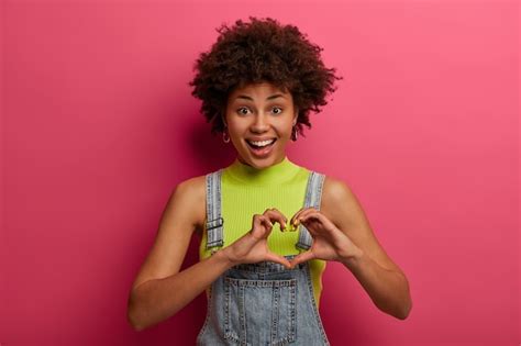 Крупным планом молодая привлекательная и харизматичная женщина изолирована Бесплатно Фото