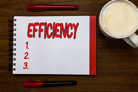 필기 텍스트 쓰기 효율입니다 개념 의미 상태 또는 좋은 효율 되 고의 품질 Perforanalysisce 개선 오픈 노트북 마커 영감 아이디어 나무 테이블 컵 커피를 통신