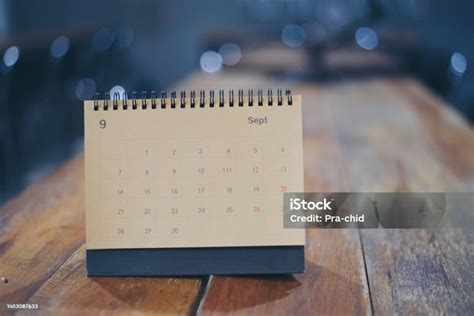 2022 달력 책상 은 테이블에 배치합니다 플래너에 대한 데스크탑 캘린더는 나무 사무실 테이블에 의제 시간표 약속 조직 관리 각