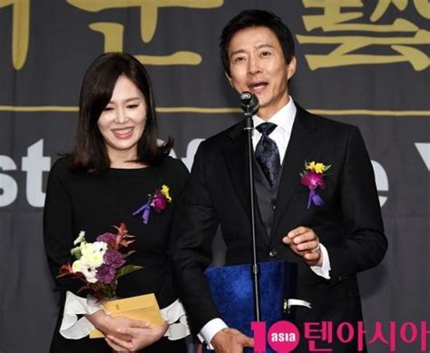 혀로 아내 눈 닦아준 최수종 ♥ 하희라 웨딩 사진만 3번결혼 29년 차에도 연예계 대표 잉꼬부부 Ten피플 텐아시아