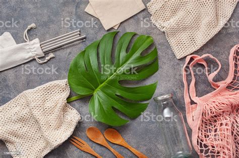 제로 폐기물 환경 친화적 인 개념 재사용 가능한 면 가방 스테인레스 스틸 마시는 Staw 유리 항아리 나무 칼붙이 0에 대한 스톡 사진 및 기타 이미지 Istock