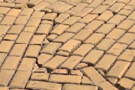 Двор на къща в софийско село е покрит с жълти павета Виа Понтика