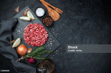 검은 콘크리트 배경에 다진 신선한 고기와 양파와 요리 배경 0명에 대한 스톡 사진 및 기타 이미지 0명 가루로 빻은 건강한 생활방식 Istock