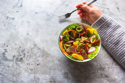 텍스트 컨셉 다이어트 비건 음식 체중 감량을위한 장소가있는 대리석 배경에 포크와 다이어트 비건 샐러드가있는 손 가냘픈에 대한 스톡 사진 및 기타 이미지 Istock