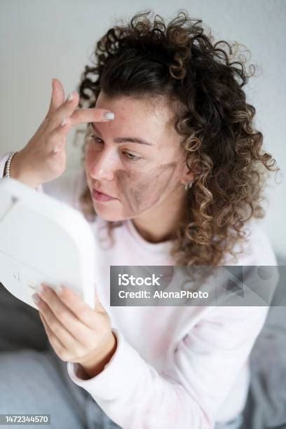 여드름 문제 피부를 가진 젊은 아름다운 여성 어두운 화장품 마스크 홈 케어 개념을 적용 25 29세에 대한 스톡 사진 및 기타 이미지 25 29세 건강관리와 의술