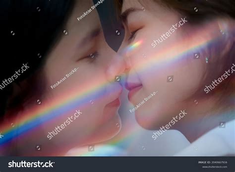 Lgbt Lesbian Couple Kissing On Love库存照片2040667916 Shutterstock