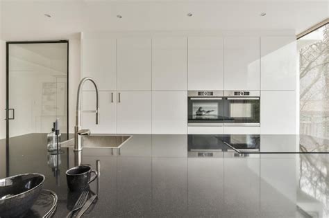 흰색 가구가 있는 현대적인 주방 인테리어 프리미엄 사진