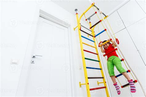 Niña En Ropa Deportiva Haciendo Ejercicios En Anillos Deportivos En Una