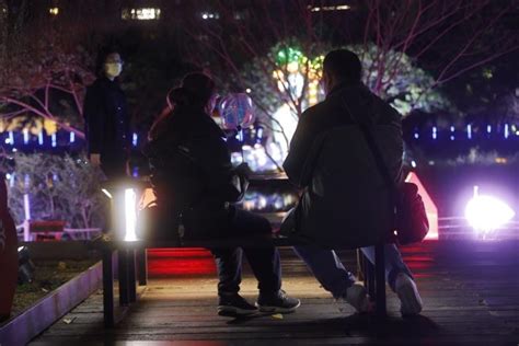 臺北市政府客家事務委員會 新聞稿 伶俐氣質帶給你最浪漫的燈會體驗，在客語歌曲和詩詞的交織下度過情人節