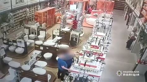 Появилось видео изнутри Эпицентра в Харькове в момент удара Читайте на Ukr Net