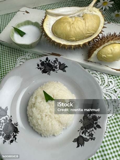Buah Durian Atau Buah Bau Raja Buah Durian Matang Dan Durian Lezat Yang Sudah Dikupas Disajikan