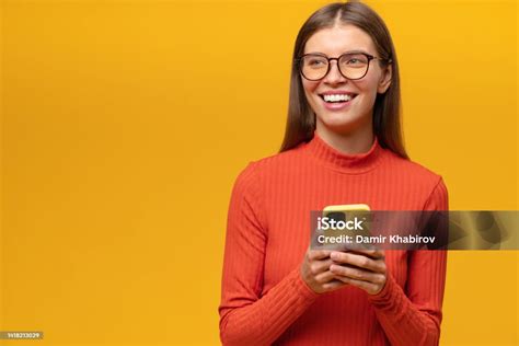노란색 복사 공간 배경에서 전화로 소셜 미디어 네트워크를 탐색하는 재미를 가진 웃는 여자 여자에 대한 스톡 사진 및 기타 이미지 여자 한 명의 여자만 격리 Istock