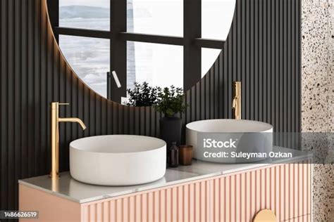 비누 디스펜서 식물 검은색 프레임 거울 더블 세면대 검은색 벽이 있는 세련된 욕실 설정 세련되고 현대적인 환경에서 제품을 선보이는 데 이상적입니다 3d 렌더링 0명에 대한