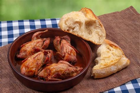 Jantar Rústico Ao Ar Livre Carne De Codorna Assada E Pão Branco Foto