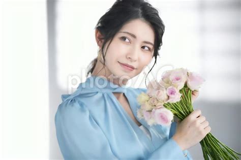 花を持って遠くを見る女性 No 22876860｜写真素材なら「写真ac」無料（フリー）ダウンロードok