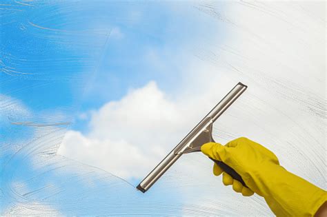 전문적으로 스 퀴 지와 노란색 보호 장갑 세척 및 청소 창에 손을 이른 봄 창 푸른 하늘 배경에 청소 청소 창을 청소 합니다 창문닦이에 대한 스톡 사진 및 기타 이미지