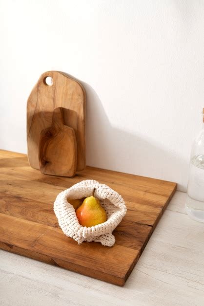 나무 테이블에 높은 각도 책 무료 사진