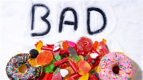 유혹 달콤한 케이크 도넛과 사탕 설탕 확산과 건강에 해로운 영양 초콜릿 남용 설탕 중독 개념 신체와 치과 치료 및 건강 문제에 나쁜 텍스트 작성의 믹스 개념에 대한 스톡