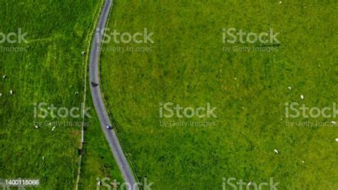 작은 시골 길을 따라 타는 자전거 타는 사람들의 조감도 채플 르 데일 리블 스 데일 요크셔 데일즈 국립 공원 노스 요크셔 영국