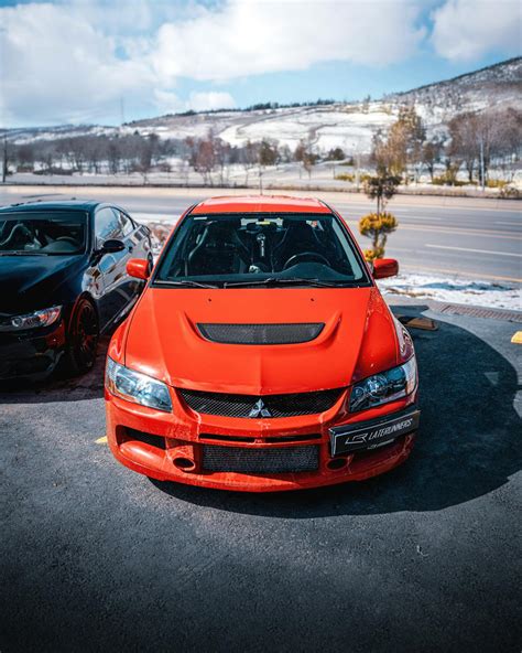 Un Coche Deportivo Rojo Vibrante En Un Paisaje Japonés · Foto De Stock Gratuita