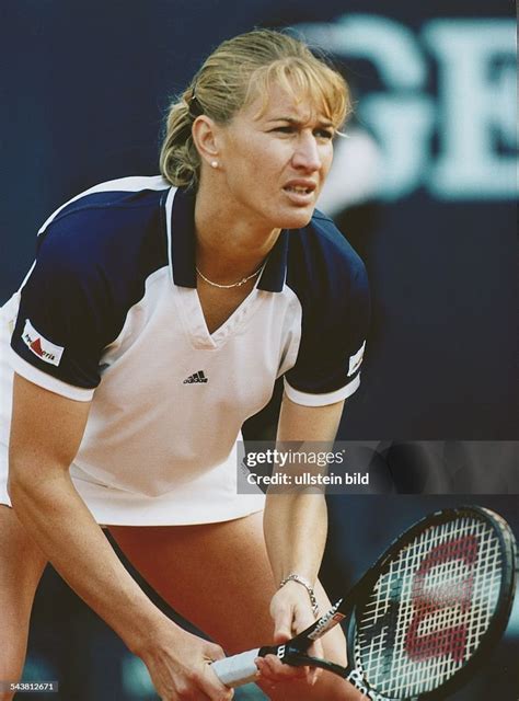 Die Deutsche Tennisspielerin Steffi Graf Erwartet In Gebückter News Photo Getty Images