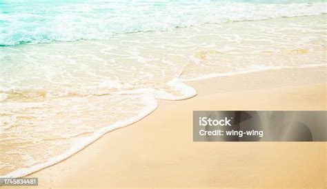 바다 배경 해안 푸른 물 계절 여름 열대 바다 아름다운 파도 바다 풍경 휴가 부드러운 벽지 섬 야외 열대 해안 모래 자연 풍경 공간 여행은 휴식을 취합니다 0명에 대한 스톡