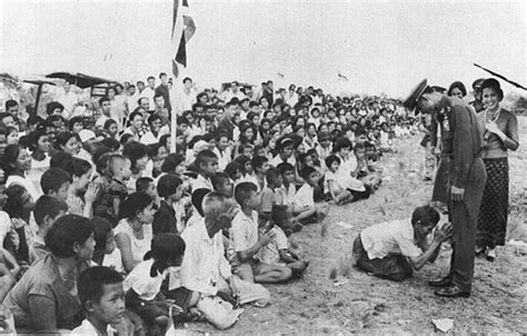 รวมพระบรมฉายาลักษณ์หายาก เมื่อครั้งในหลวง ร 9 เสด็จพระราชดำเนินเยี่ยมเยียนราษฎรอย่างไม่ถือพระองค์