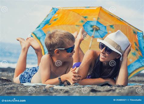 Мама и сын загорают на пляже Стоковое Изображение изображение насчитывающей море она 35480321