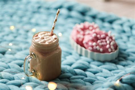 마 시 멜로와 핫 초콜릿 블루 메리 노에 유리 컵에서 핑크 도넛 니트 담요 배경 조명 0명에 대한 스톡 사진 및 기타 이미지 0명 담요 도넛 Istock