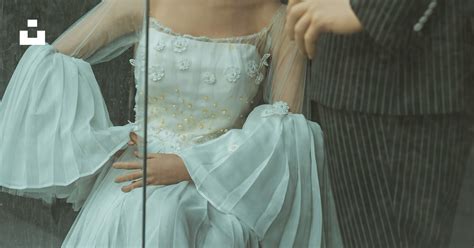 흰색 튜브 탑과 흰색 치마를 입은 여자가 빨간색과 검은 색 카메라를 들고 있습니다 사진 Unsplash의 무료 아바즈 이미지